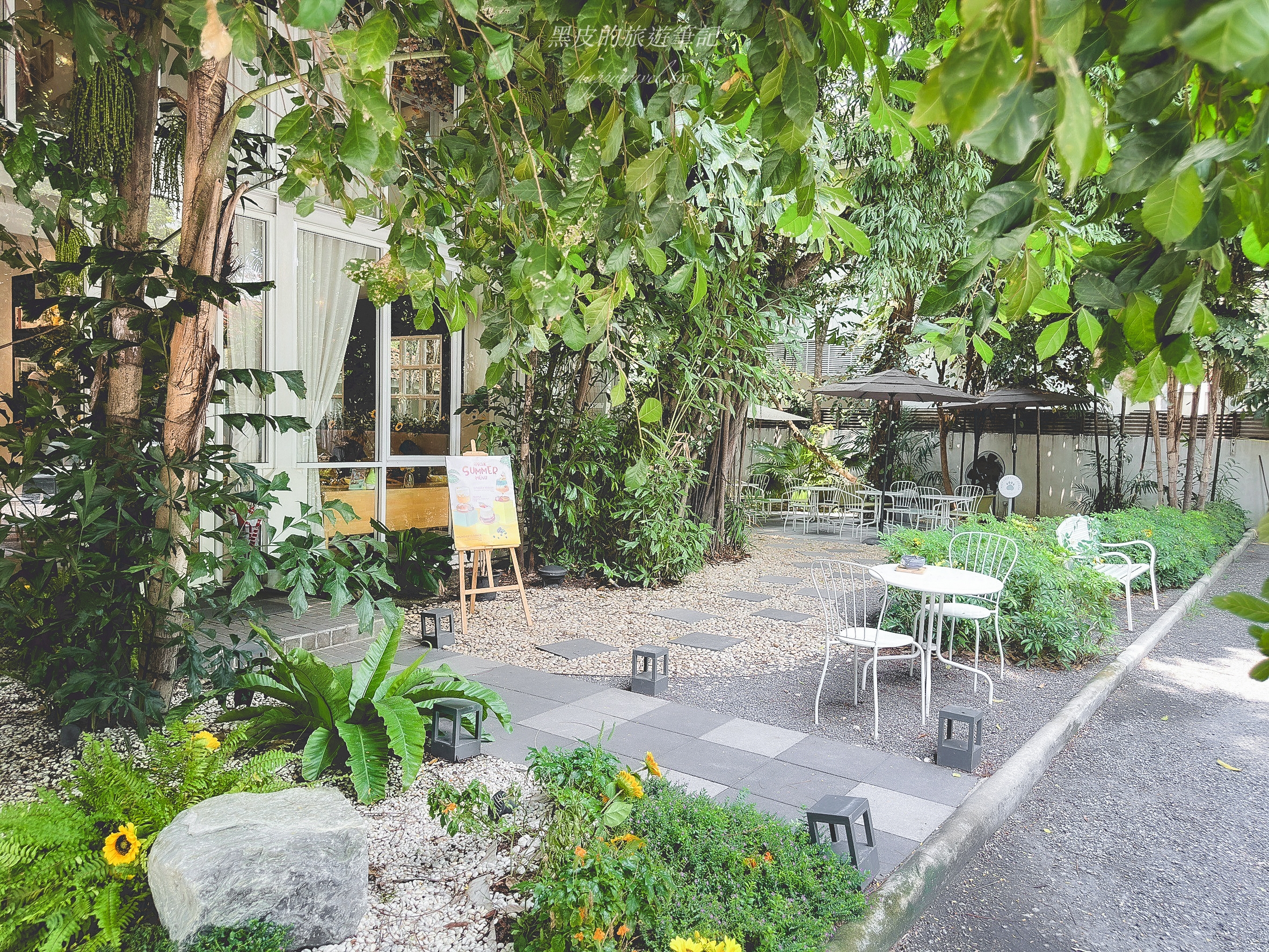 泰國曼谷咖啡廳。Ryoku Cafe｜被植物圍繞的綠洲系咖啡廳，走進玻璃屋中被滿滿的叢林包圍的幸褔感，曼谷景點推薦 - 黑皮的旅遊筆記